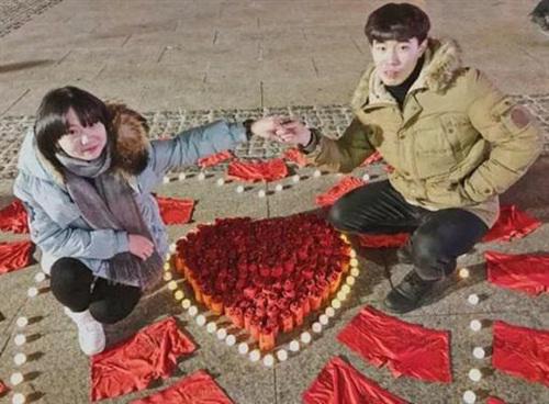 Dùng 199 quần lót cầu hôn, cô gái khiến bạn trai gật đầu lia lịa