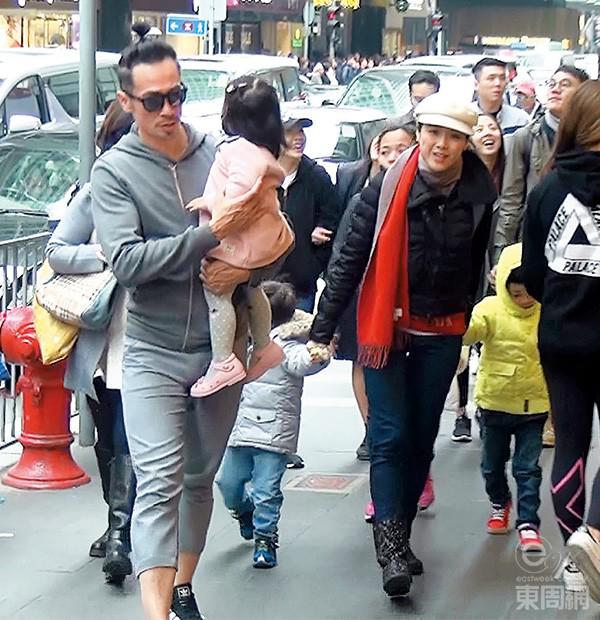 Trần Hào già nua đi đón quý tử từ trường mẫu giáo