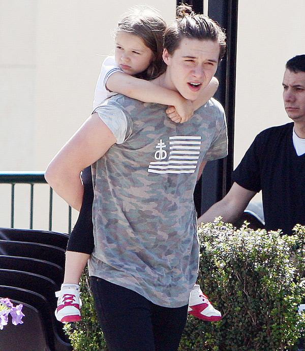Không ngờ Brooklyn và Harper Beckham lại giống nhau như hai giọt nước
