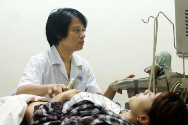 Bác sĩ Trần Văn Phúc: Sinh con tại nhà không giúp chúng ta nắm lấy được cuộc sống