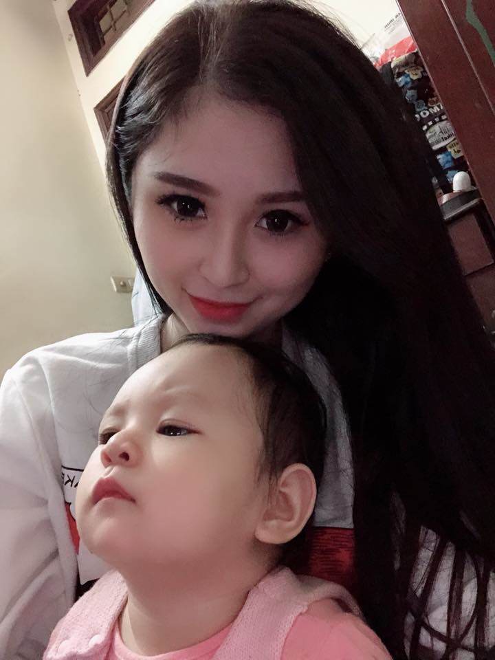 Là con DV nổi tiếng, nữ tiếp viên hàng không cãi mẹ sinh con năm 21 ...