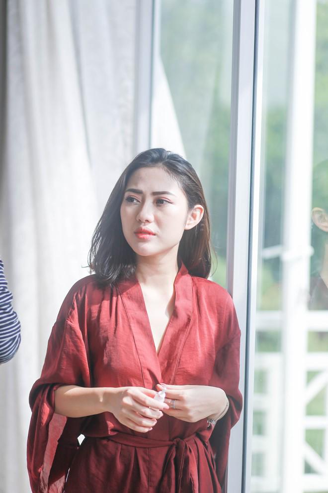Trang Cherry độn ngực khiến bạn diễn toát mồ hôi khi đóng cảnh âu yếm