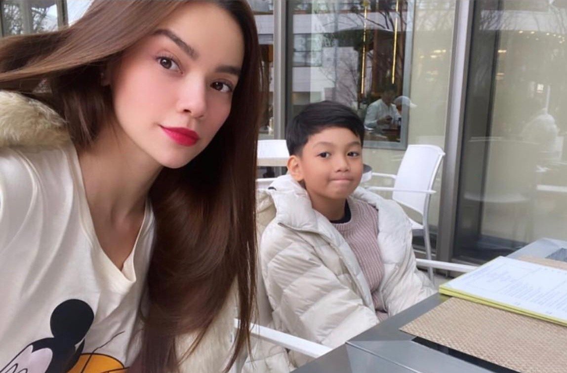 Tự chụp ảnh đẹp như tranh, khoảnh khắc Hà Hồ và Kim Lý bị chụp lén càng ...