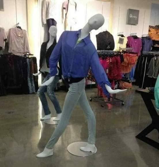 Cười ngất với những pha tạo dáng bá đạo của ma nơ canh