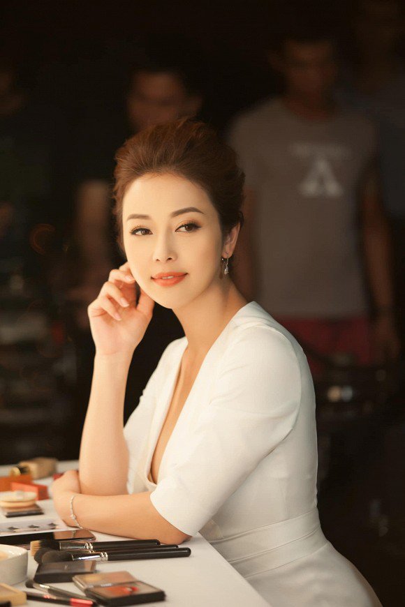 Jennifer Phạm đăng ảnh tự chụp sau sinh 1 tháng, hình phản chiếu trong ...