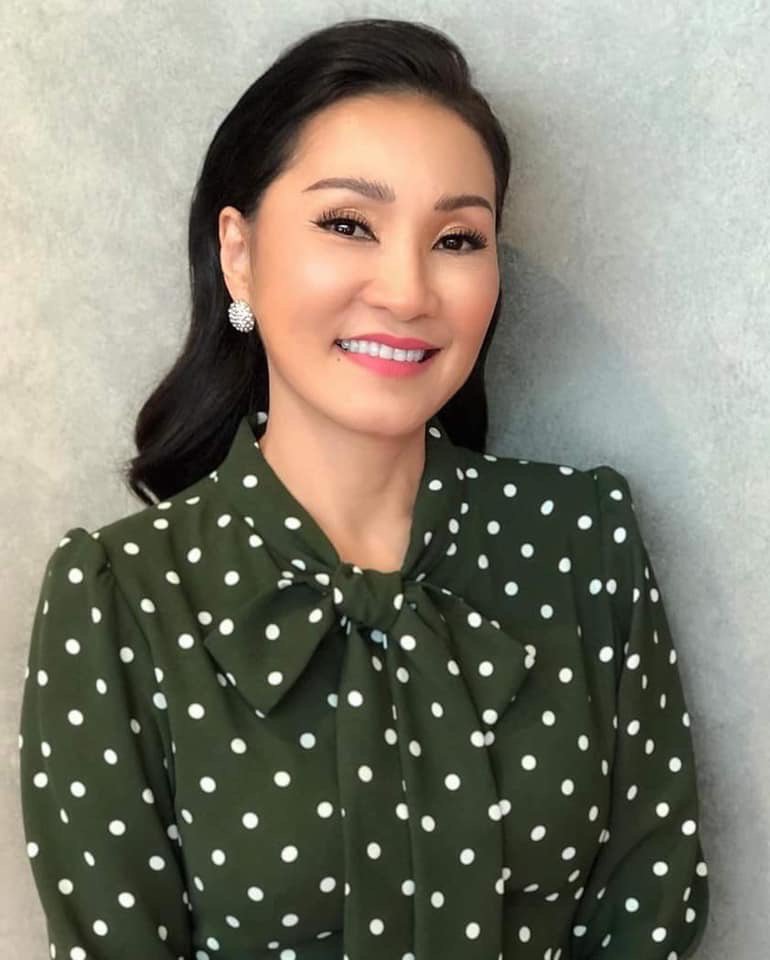 57 tuổi, Hồng Đào vẫn trẻ đẹp rạng ngời nhờ ứng dụng 3 cách ăn mặc đơn ...