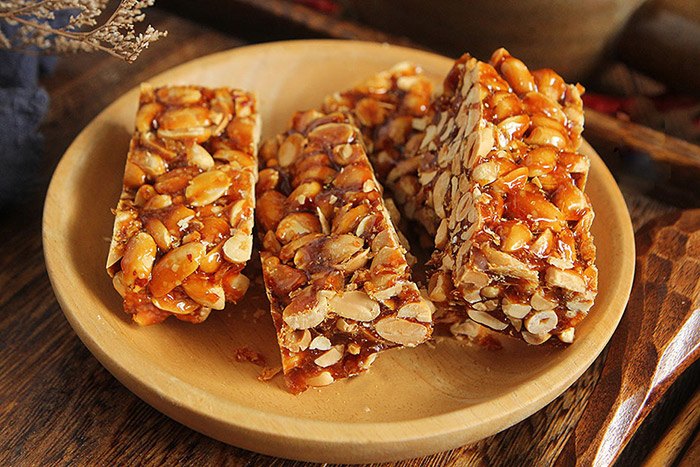 Tự làm kẹo lạc ngọt bùi, giòn tan, không ỉu hay chảy nước đãi khách ...