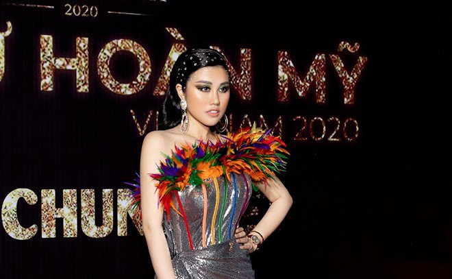 Emily Hồng Nhung đọ dáng với Hương Giang, cổ vũ cộng đồng LGBT