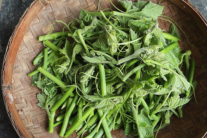 Rau bí xào cứ bị úa vàng, đầu bếp mách tuyệt chiêu rau luôn xanh lại ...