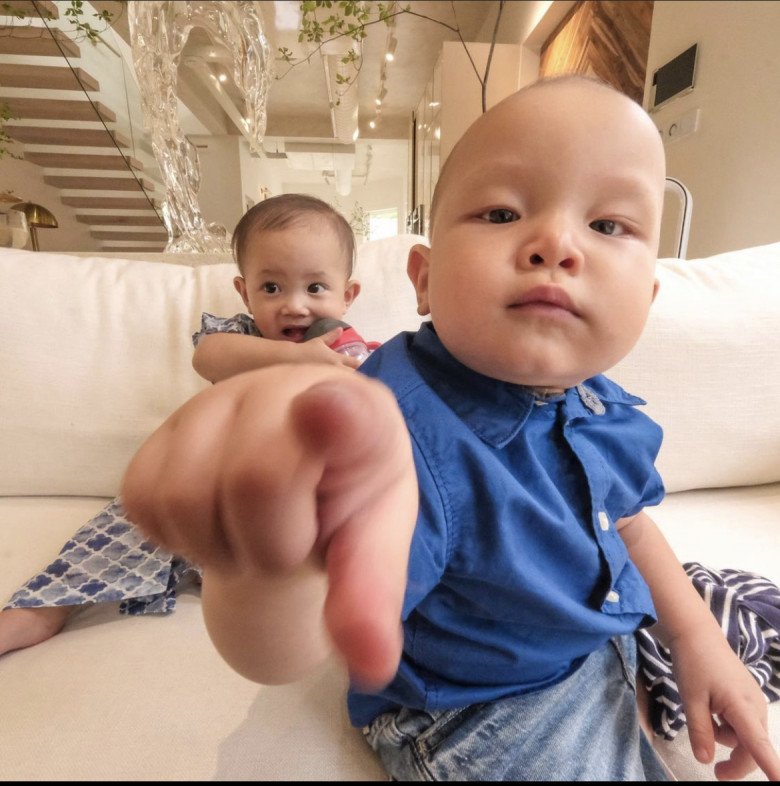 Cặp song sinh Lisa - Leon ở nhà vẫn đội nón hiệu