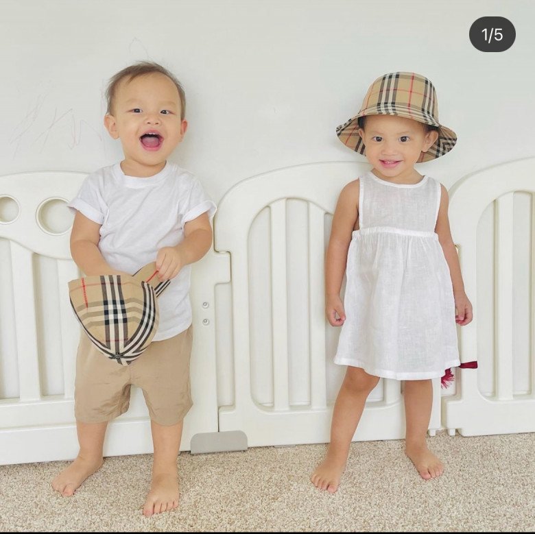 Cặp song sinh Lisa Leon sinh ra ở vạch đích, ở nhà vẫn đội nón hiệu đắt giá