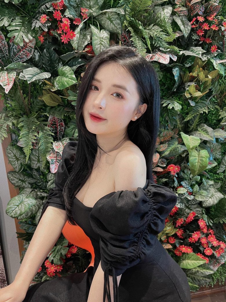 Nữ streamer dân tộc Tày đam mê mặc áo quây, nâng vòng một bốc lửa