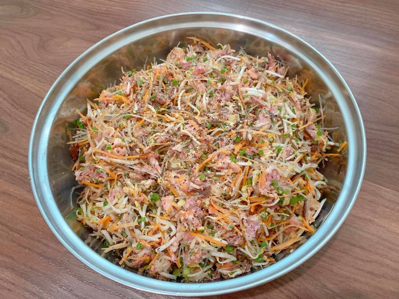 Gái đảm gói nem rán đều tăm tắp 100 cái như 1 để dành ăn Tết nhờ có ...