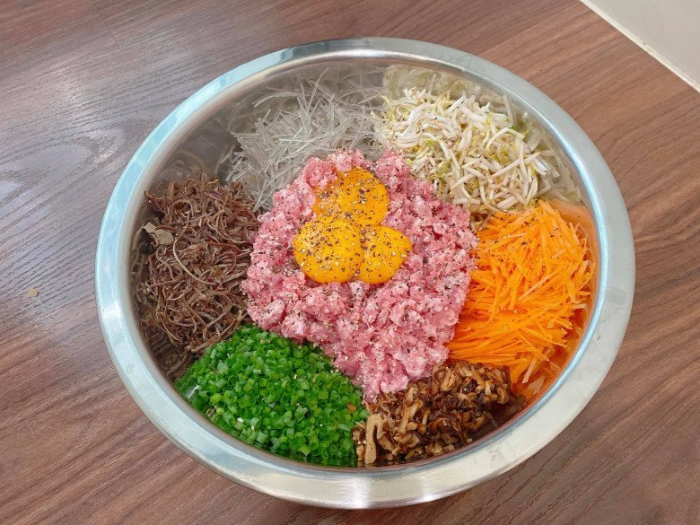 Gái đảm gói nem rán đều tăm tắp 100 cái như 1 để dành ăn Tết nhờ có ...