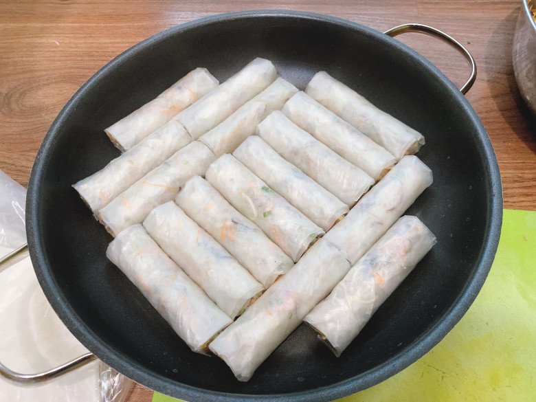 Gái đảm gói nem rán đều tăm tắp 100 cái như 1 để dành ăn Tết nhờ có ...