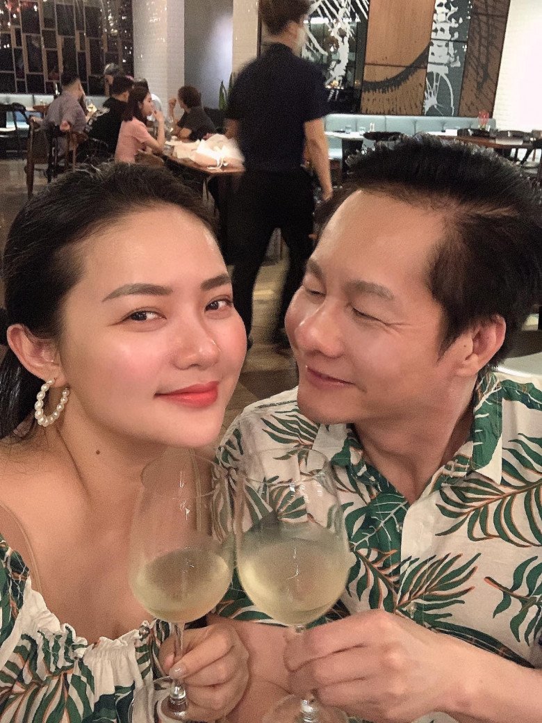 Ông xã Phan Như Thảo hơn vợ 26 tuổi vẫn mặc sành như trai trẻ, luôn tinh tế khẳng định chủ quyền