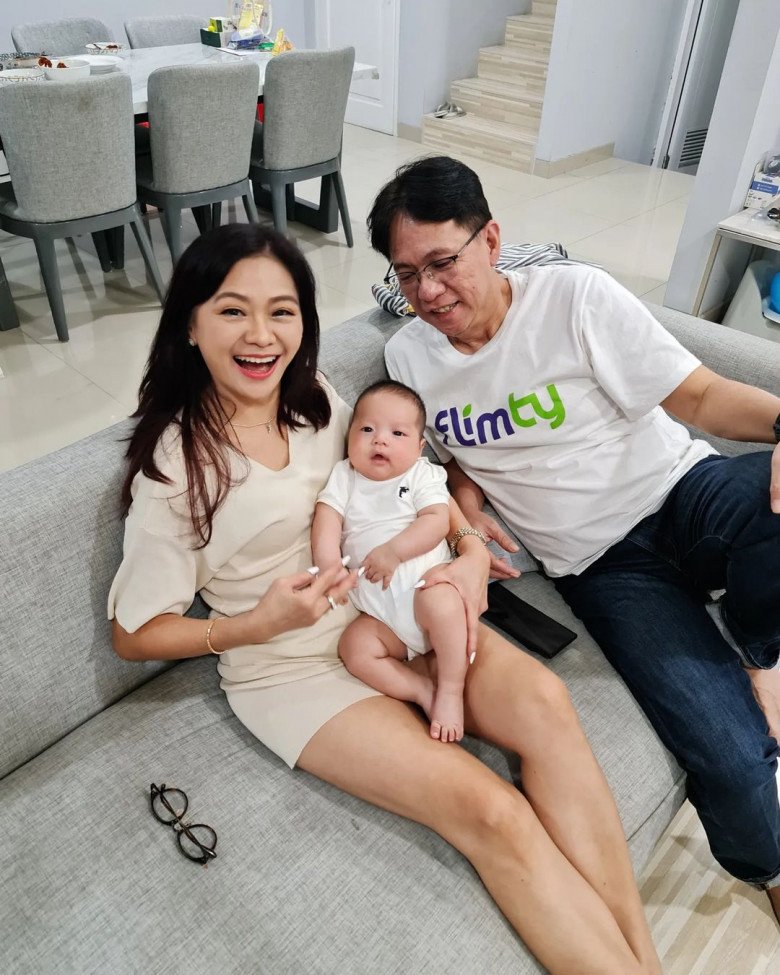 Bà nội U60 trẻ như gái 20, chăm cháu cứ bị nhầm là mẹ con, phải giải ...