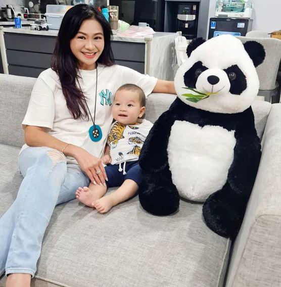 Bà nội U60 trẻ như gái 20, chăm cháu cứ bị nhầm là mẹ con, phải giải ...