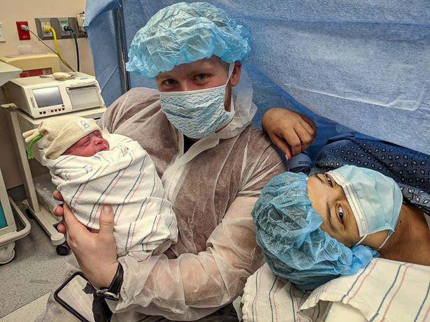 Cặp song sinh trăm triệu hiếm có trên đời với người mẹ mang tử cung đặc ...