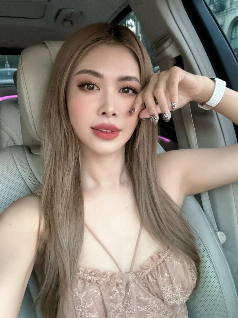 Con gái đã lớn, Đàm Thu Trang vẫn khư khư kiểu tóc búi vội, chân đen không thèm nhuộm, dâu hào ...