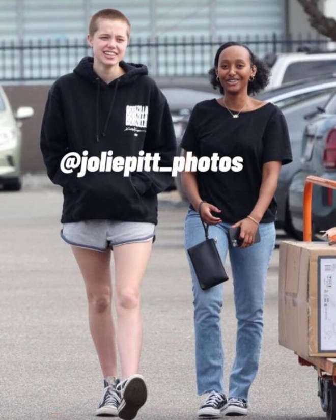 2 cô con gái cưng nhưng từng bị kỳ thị của Angelina, xuống phố chất ...