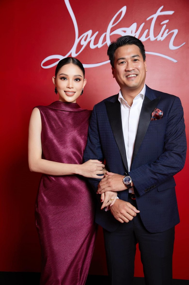 Cô dâu hào môn Linh Rin mặc áo dài nền nã gợi cảm hơn người, vị hôn phu ...