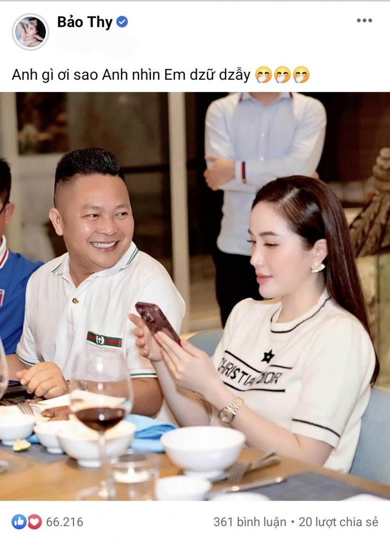 Khoảnh khắc đại gia Hà Tĩnh nhìn chăm chú Bảo Thy giữa bữa tiệc với ánh mắt đầy si mê