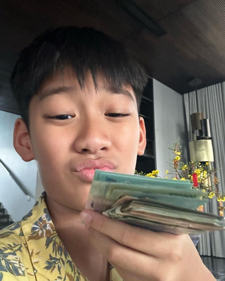 Suchin nhà Cường Đôla bé tí đã biết điệu, thích mặc áo dài miễn được khen xinh