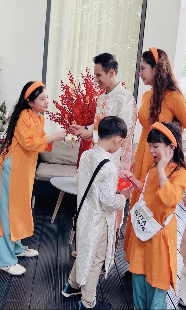 Nhìn món đồ con lớn của Lý Hải - Minh Hải nhét vào bên trong bao lì xì ...