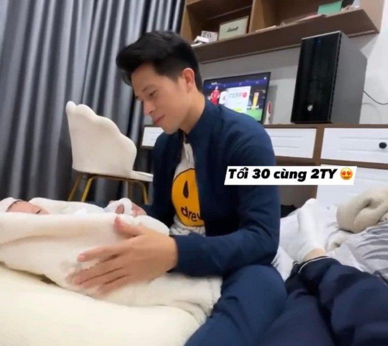 Trông con hộ vợ: Cường Đôla đưa Suchin đi tụ tập bạn bè, Bùi Tiến Dũng lên bàn nhậu vẫn một nách ...