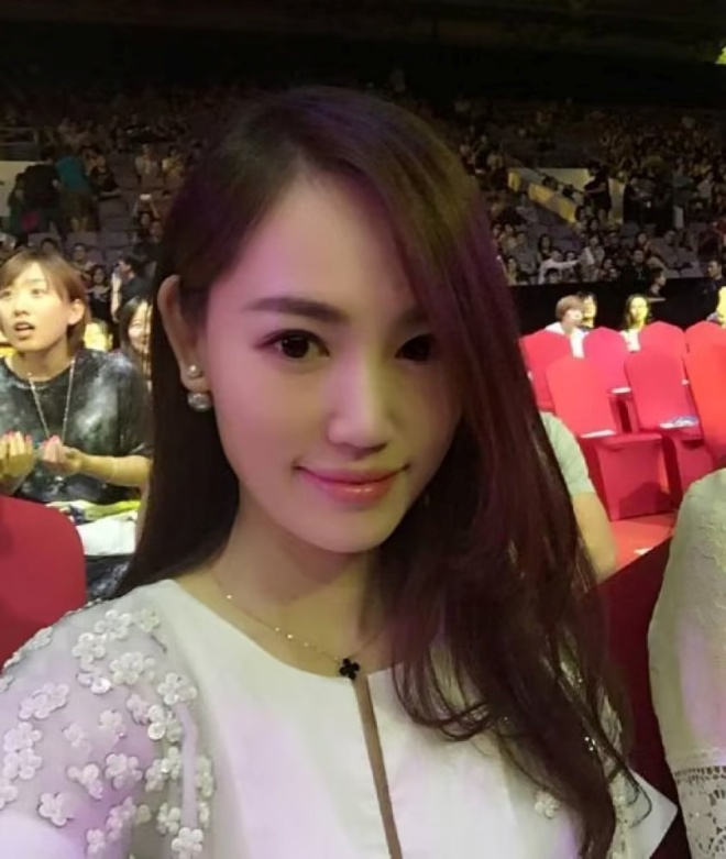 Cô vợ cũ mất nết của ảnh đế xấu trai giờ sống sung sướng, ở biệt thự dát vàng, ăn cua hoàng đế