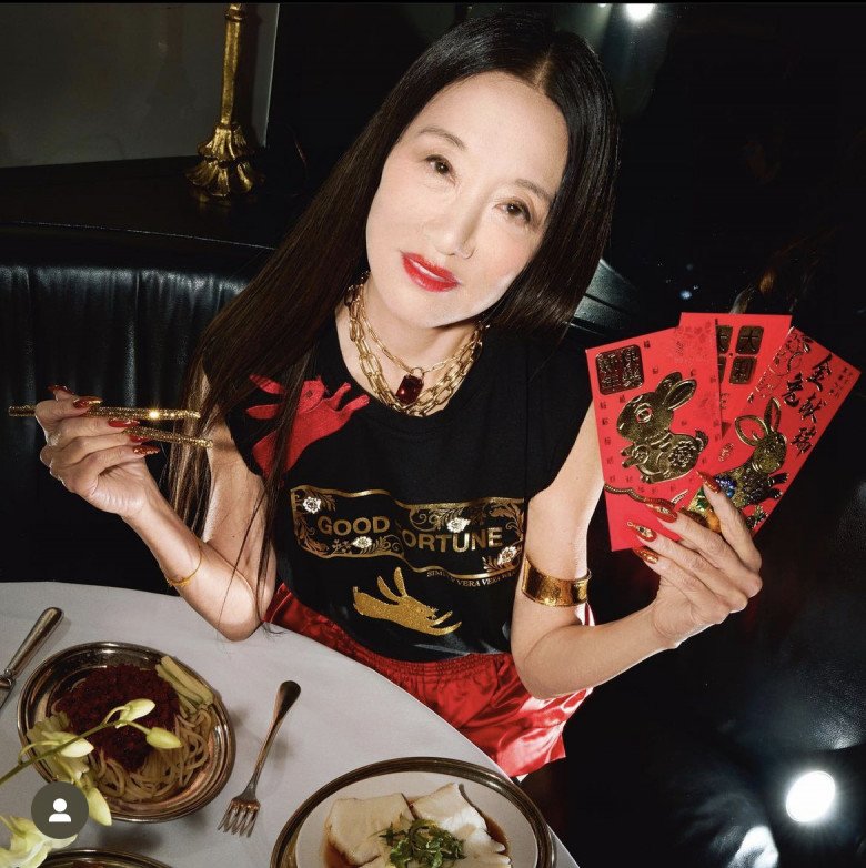 Bà hoàng váy cưới Vera Wang U80 bị đồn cặp trai trẻ, nay không còn nhợt ...