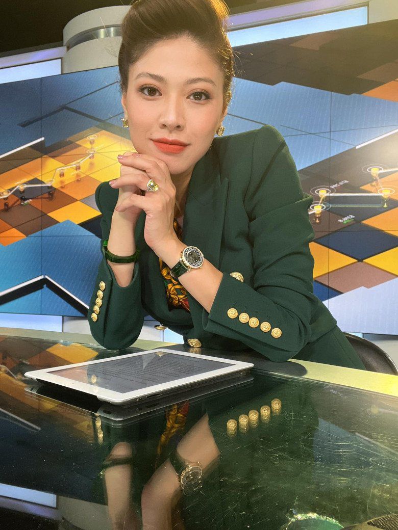 Ngày vía Thần Tài, BTV Ngọc Trinh đeo kim cương sáng choang đi làm, xứng danh MC mặc đắt nhất VTV
