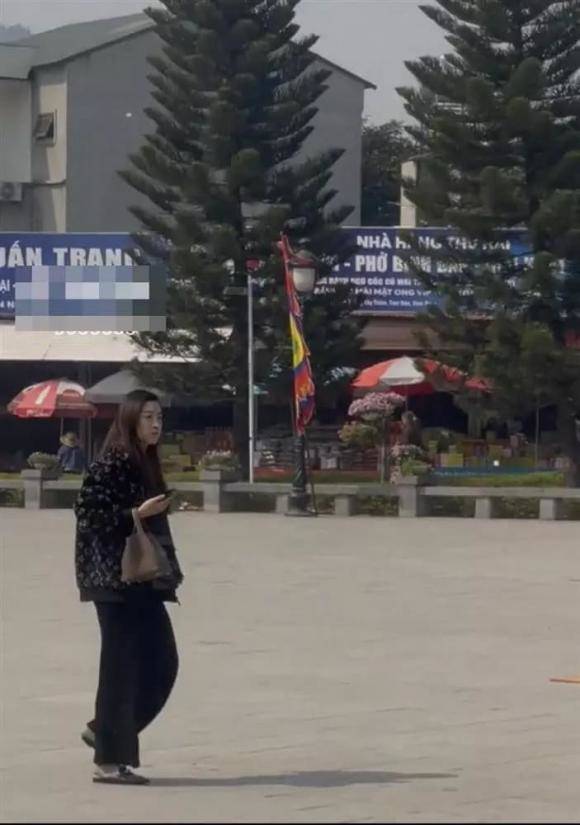 Bắt gặp Đỗ Mỹ Linh diện đồ giản dị đi chùa cùng chồng, từ ngày làm dâu ...