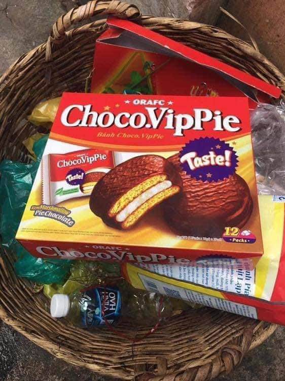 Khui hộp bánh sau Tết Nguyên đán, dân mạng bị lú bởi những cái tên nhái ...