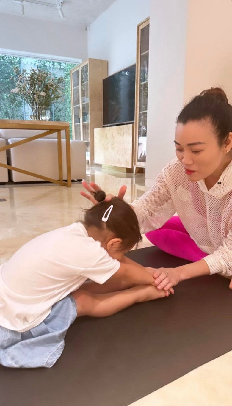 Toát mồ hôi xem Lisa học yoga, dẻo như mèo, cô giáo bẻ người đủ thế khó ...