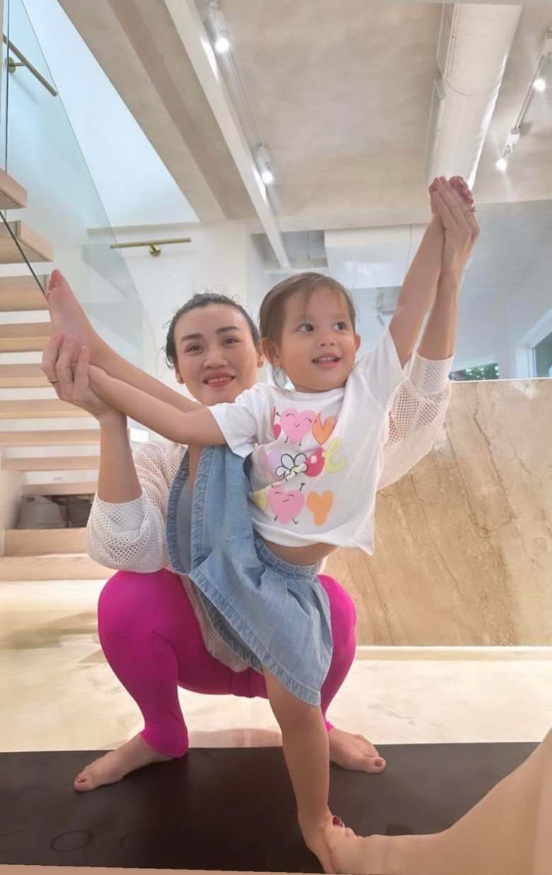 Toát mồ hôi xem Lisa học yoga, dẻo như mèo, cô giáo bẻ người đủ thế khó ...