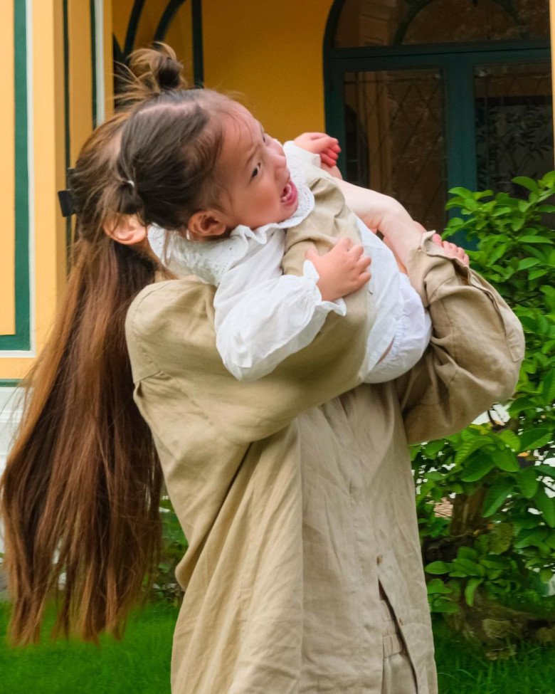 Toát mồ hôi xem Lisa học yoga, dẻo như mèo, cô giáo bẻ người đủ thế khó ...