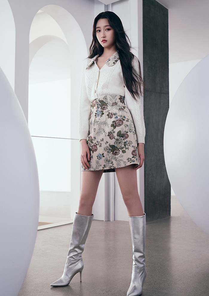 Cô gái có đôi chân đẹp nhất Trung Quốc diện mốt quần biến mất, ai cũng ...