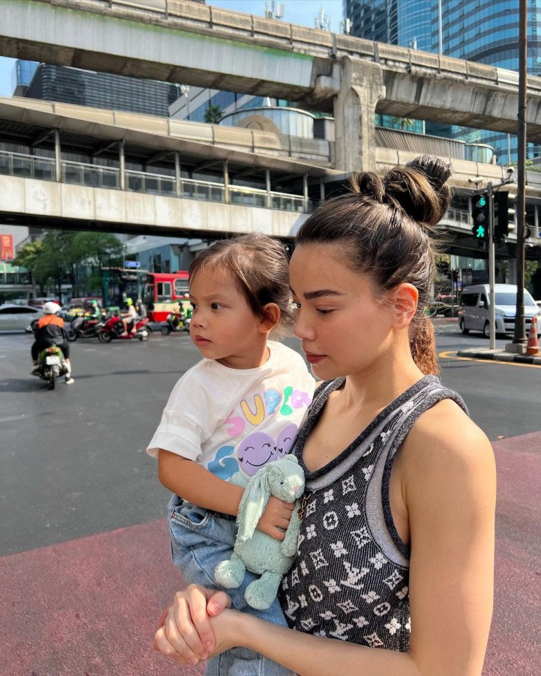 Hội mầm non catwalk diện quần bò: Suchin điệu đà, Winnie tấu hài, Lisa ra dáng chị đại