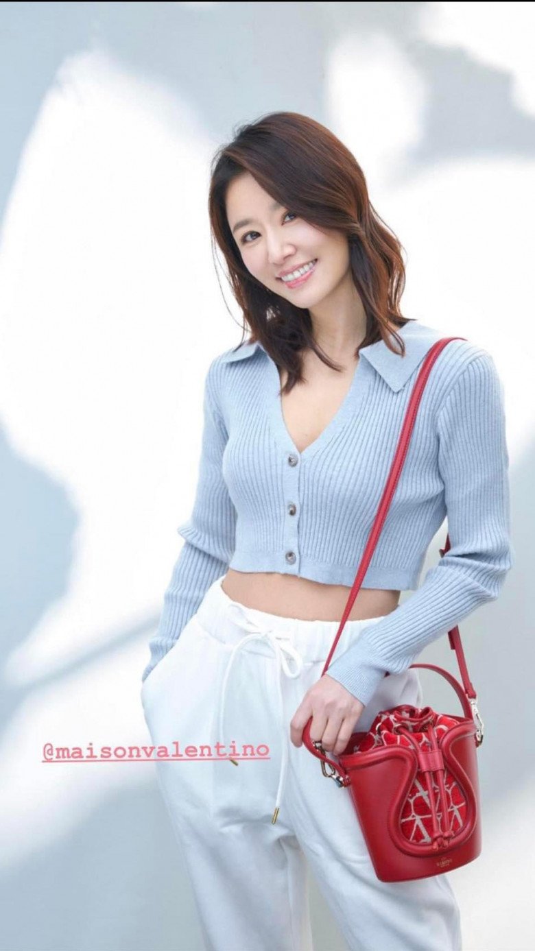 Mỹ nhân viên mãn nhất Hoàn Châu Cách Cách U50 vẫn mặc áo mỏng, khoe eo con kiến tuyệt đẹp