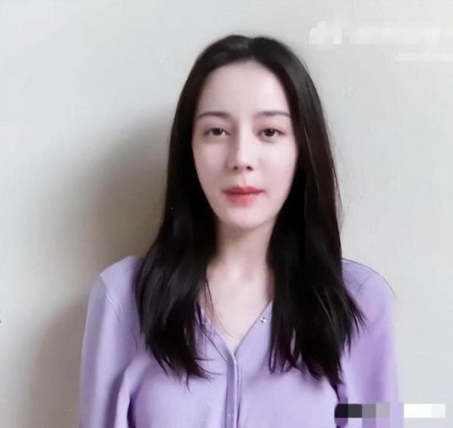 Phủ nhận chuyện có bầu nhưng Địch Lệ Nhiệt Ba vừa ngoi lên, bị dân mạng phán nhan sắc như hậu sản