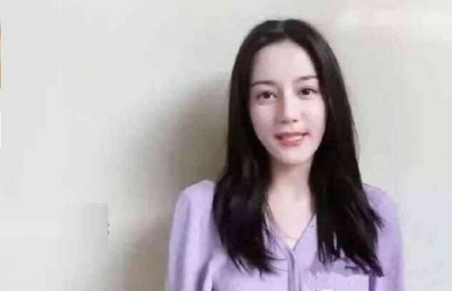 Phủ nhận chuyện có bầu nhưng Địch Lệ Nhiệt Ba vừa ngoi lên, bị dân mạng phán nhan sắc như hậu sản