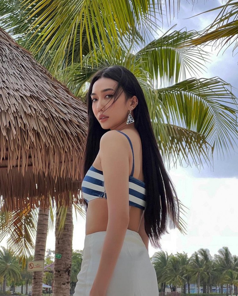 Em gái ngoan hiền của Ngọc Trinh giờ lột xác, mặc váy xuyên thấu lấp ló nội y giống chị