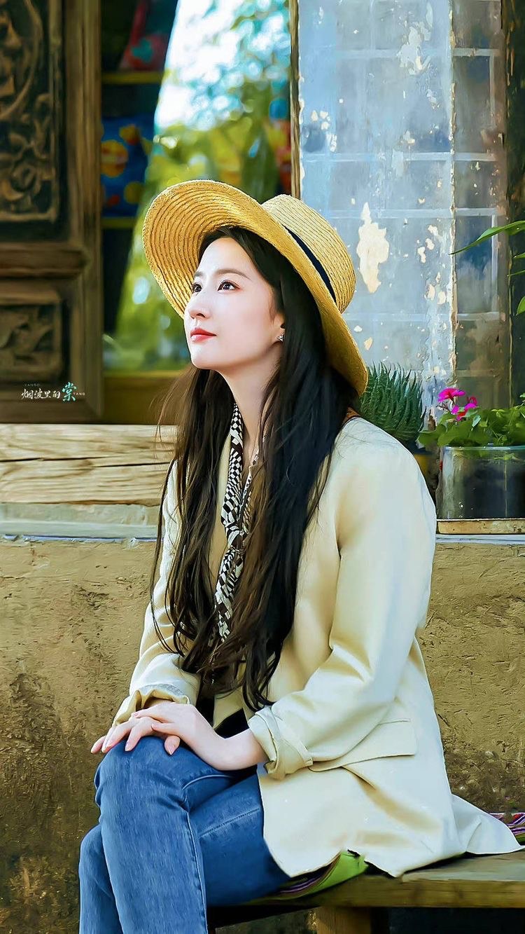 Phụ nữ U30 - U40 học theo Lưu Diệc Phi mặc váy hoa, ít cưa sừng làm ...