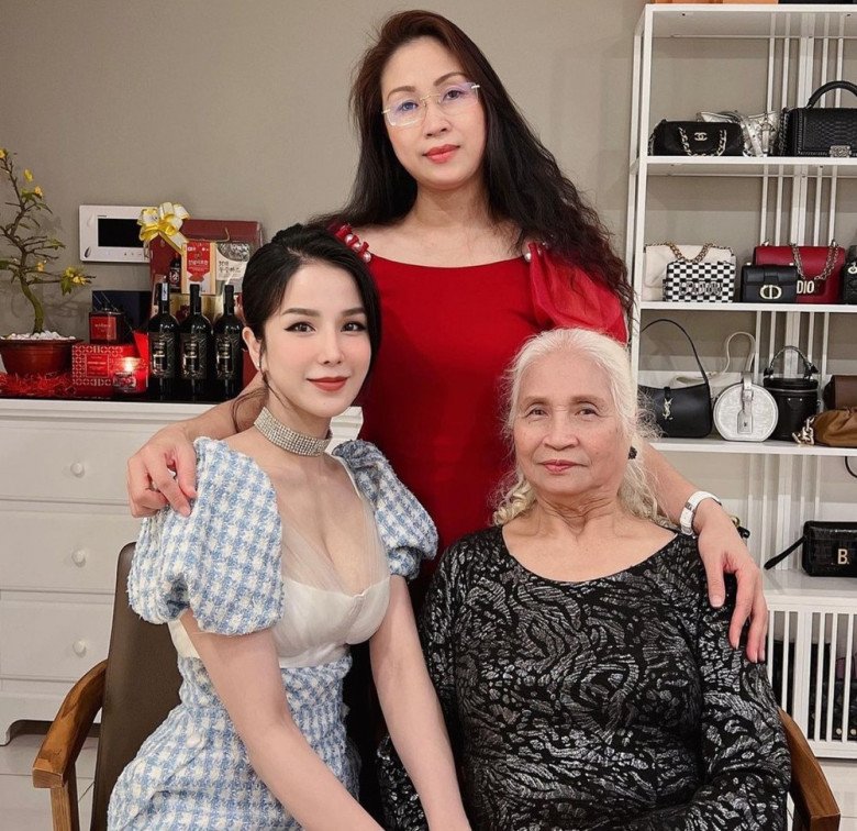 Bà ngoại Diệp Lâm Anh U80 vẫn diện áo phông quần đùi, mặc đồ bơi chặt chém không kém cháu gái