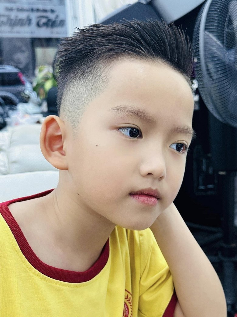 Con trai Phi Thanh Vân càng lớn càng điển trai, có 6 bố nuôi rất quyền lực