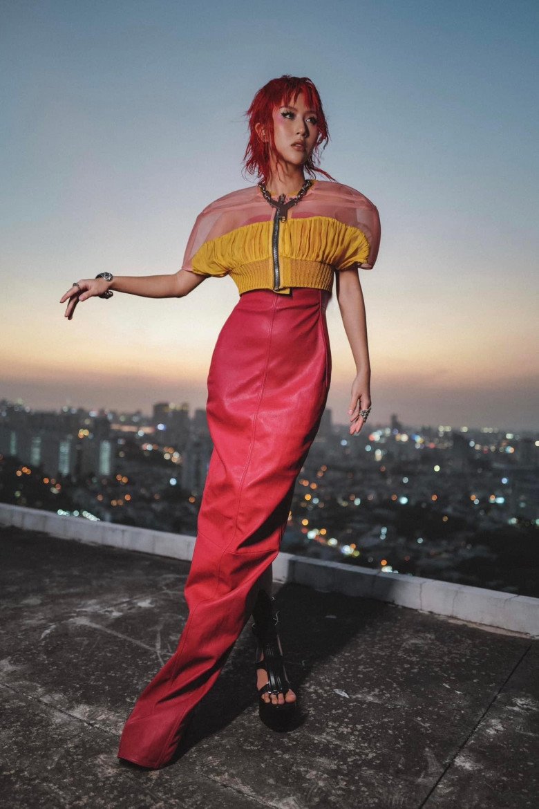 Đi đôi cà kheo siêu cao, chân dài Hà thành di chuyển loạng choạng, vồ ...