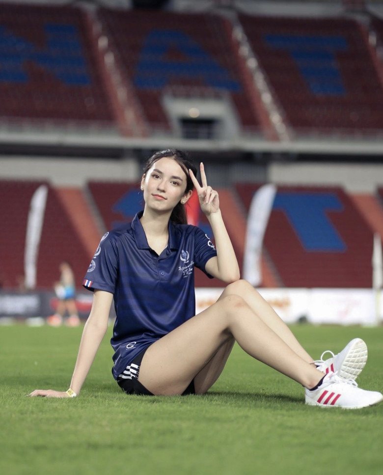 Búp bê lai Tây bắn tiếng Anh như gió, gương mặt thiên thần nhưng đường cong nóng bỏng