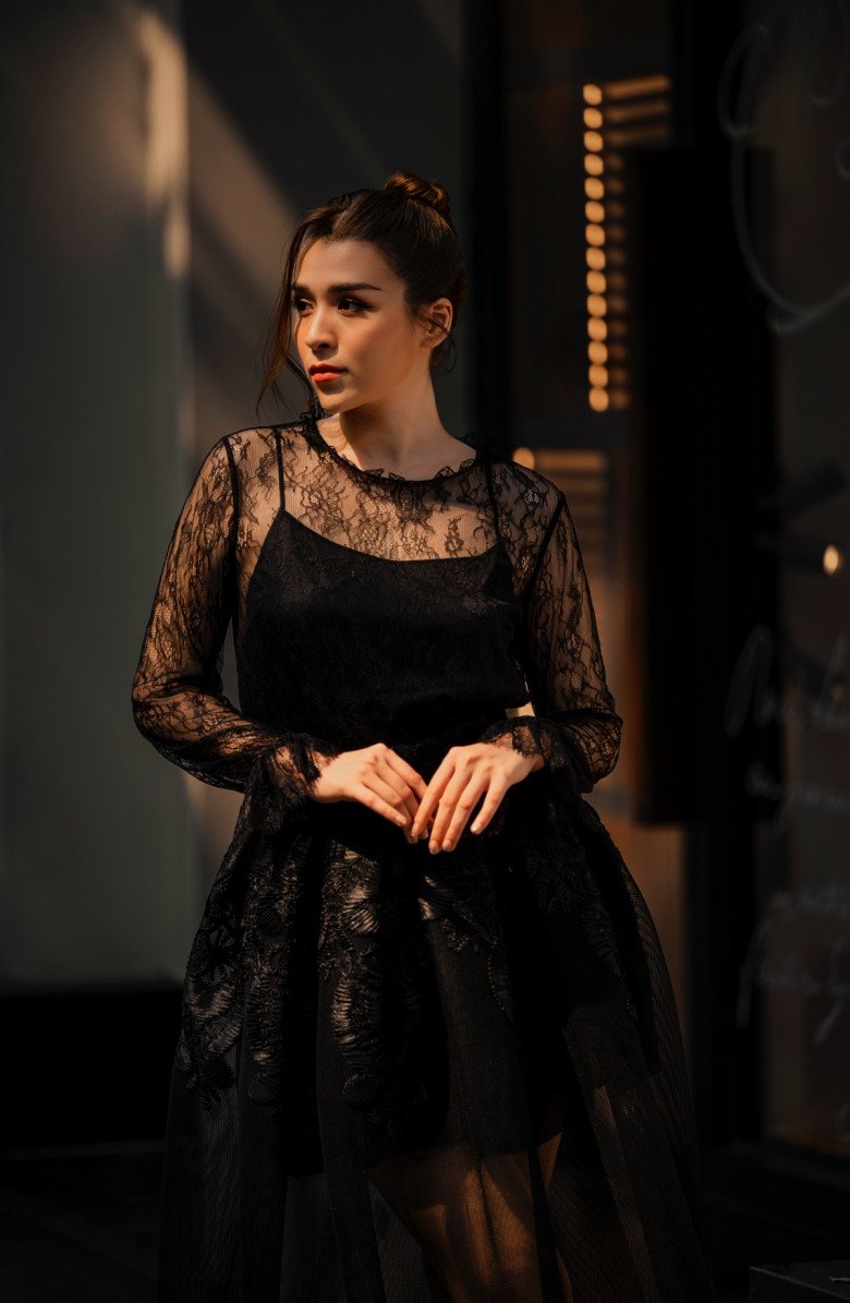 Á hậu Hoàng Thùy Anh xách túi gần 80 triệu đồng sang chảnh dạo phố